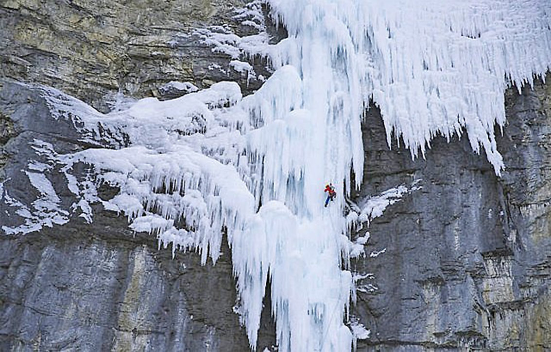 Real Big Drip Ice Pillar | Bergsteigen.com